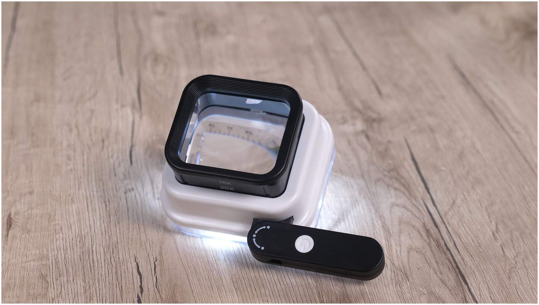 Faltbare Leselupe mit LED und 3 Vergrößerungen kaufen | Volksversand ...